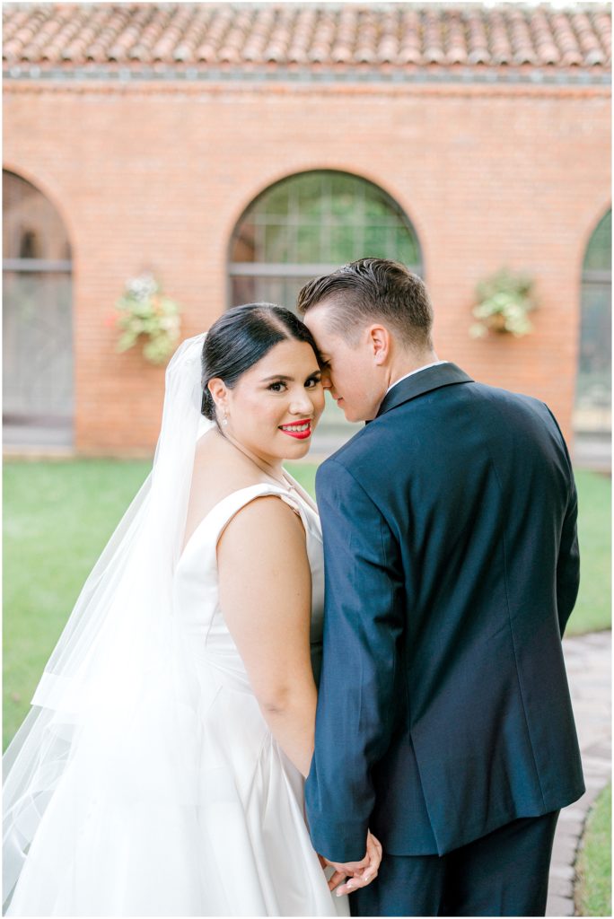 12 Engagement Photo Poses (+ Wedding Photo Pose Ideas)