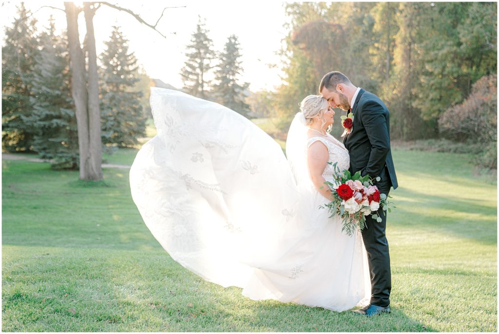 12 Engagement Photo Poses (+ Wedding Photo Pose Ideas)