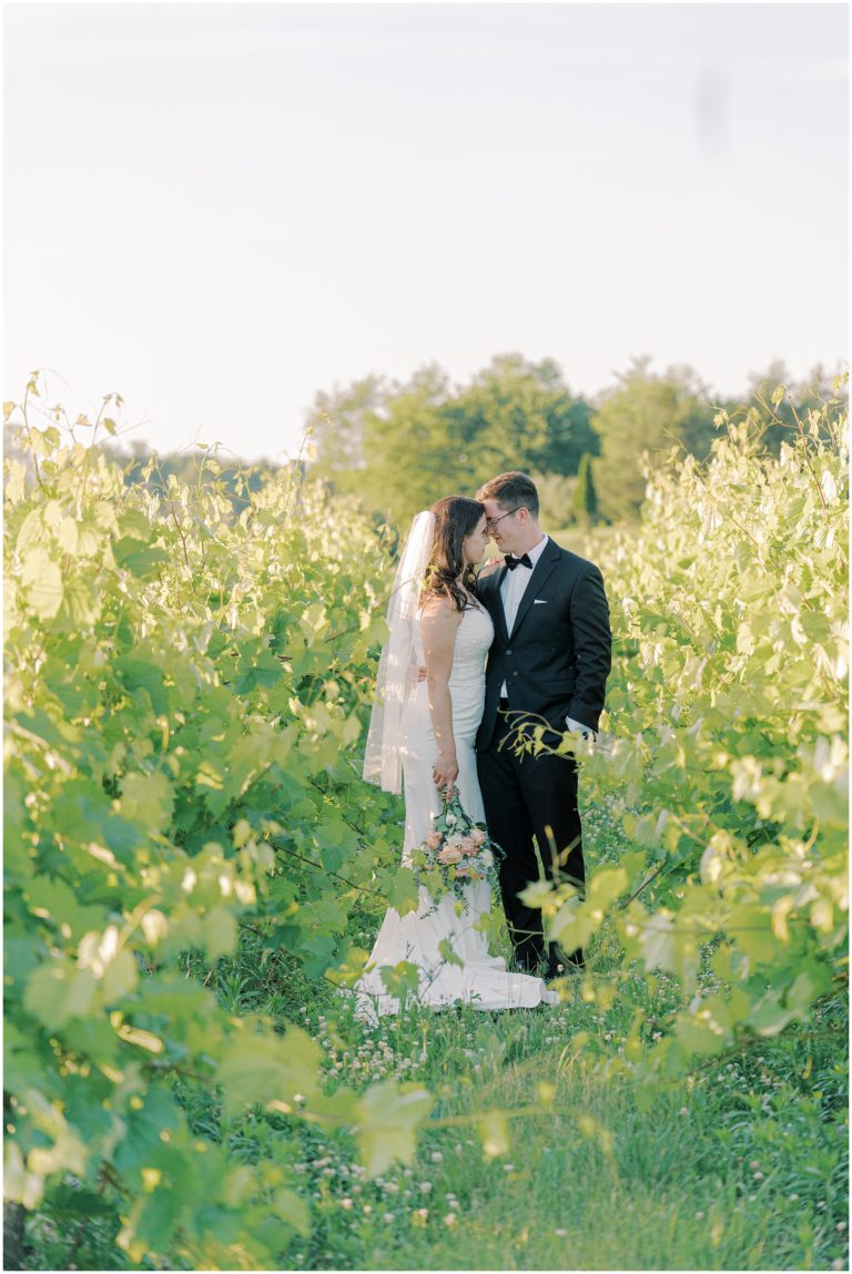 12 Engagement Photo Poses (+ Wedding Photo Pose Ideas)