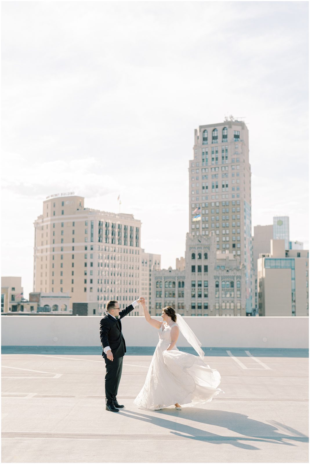 12 Engagement Photo Poses (+ Wedding Photo Pose Ideas)