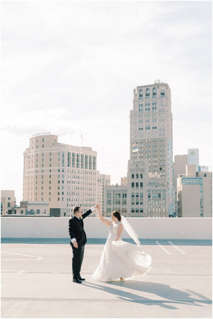 12 Engagement Photo Poses (+ Wedding Photo Pose Ideas)