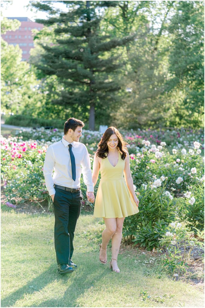 12 Engagement Photo Poses (+ Wedding Photo Pose Ideas)